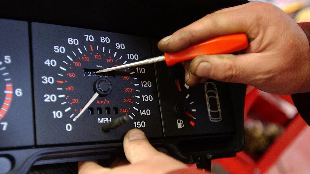5 Ways to Spot Used Car Odometer Fraud in Saudi Arabia